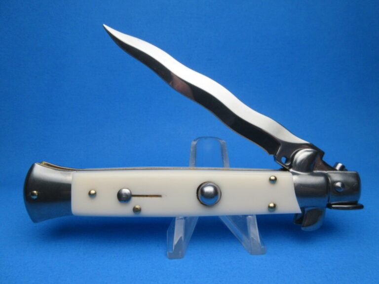 Switchblade Vs. Manual Knives: Key Differences Explained - MySwitchblade